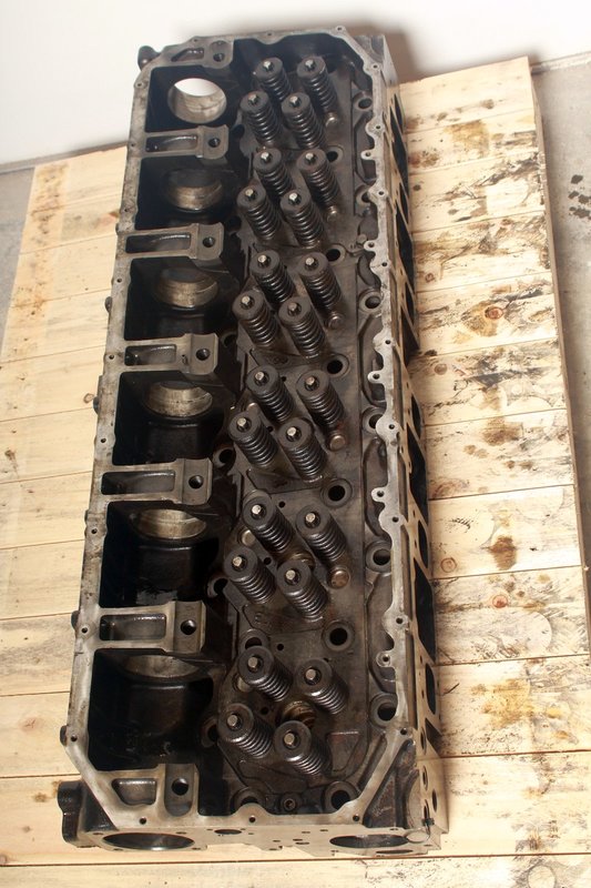Case 9120 Cylinder Head - Harvesting machinery