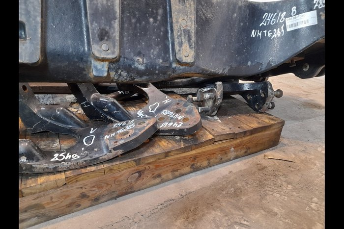 New Holland TG285 Front axle support - Tractors Secondhand Parts