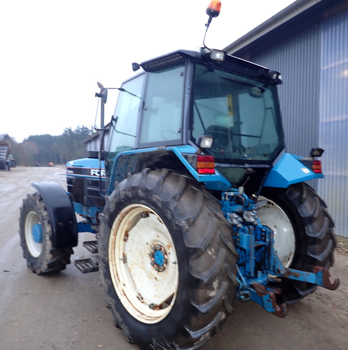 New Holland 7840 tractor - Tractors