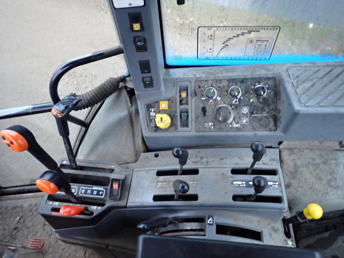 New Holland 7840 tractor - Tractors