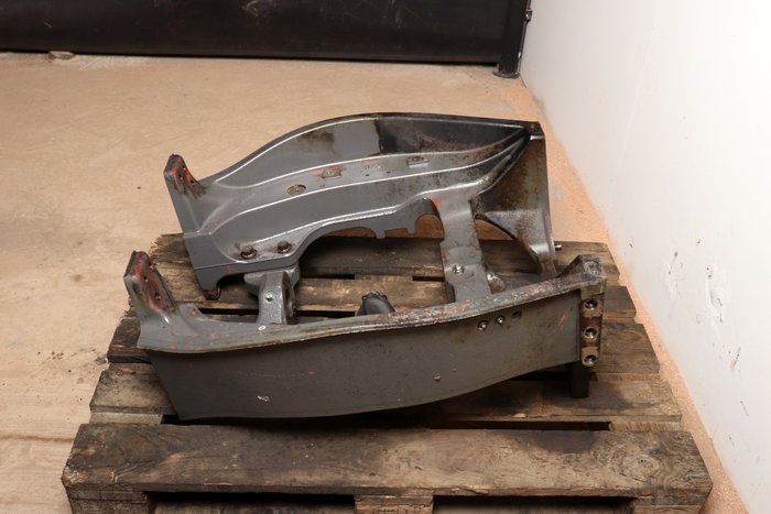 Massey Ferguson 6716S Front axle support - Tractors Secondhand Parts