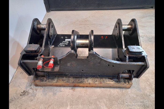 Case 821G Bucket Coupler - Construction equipment