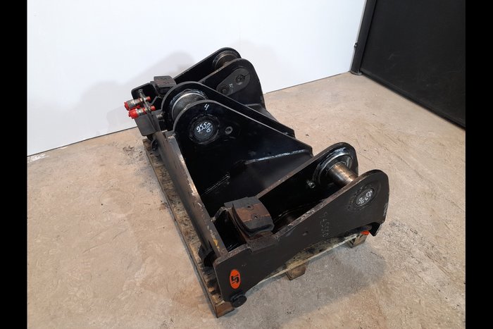 Case 821G Bucket Coupler - Construction equipment