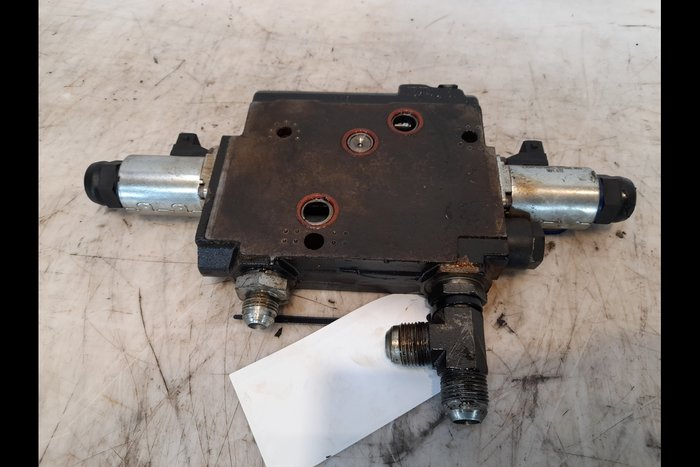 Valtra N142 Hydraulic lift valve - Tractors Secondhand Parts